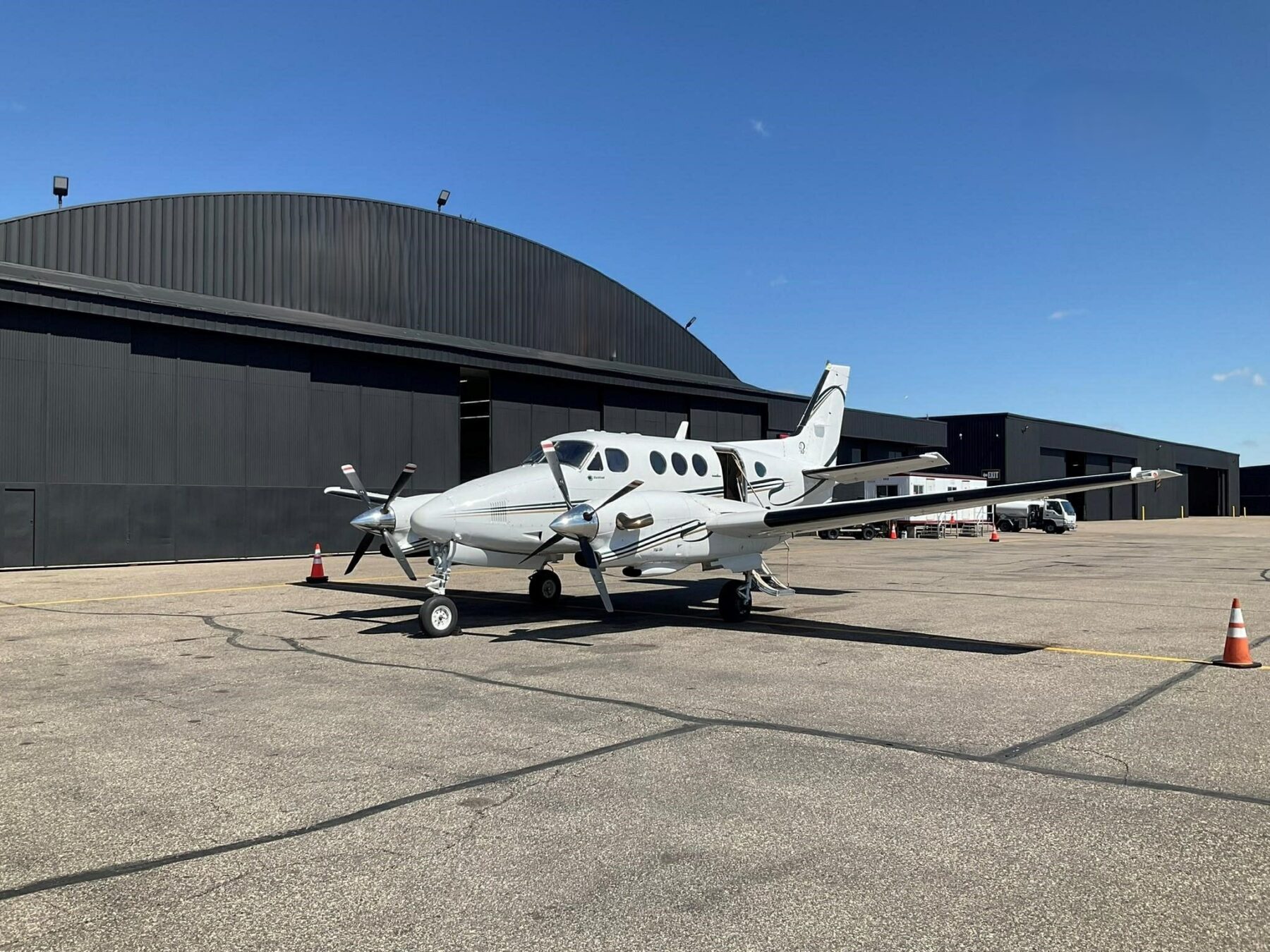1978 KING AIR E90 - LW-266 | N702XP - Blackhawk Aerospace